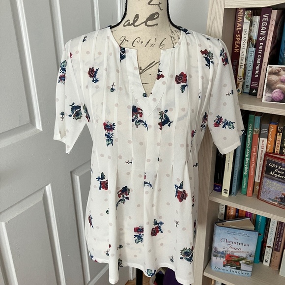 Tops | Euc Pretty Rayon Top | Poshmark